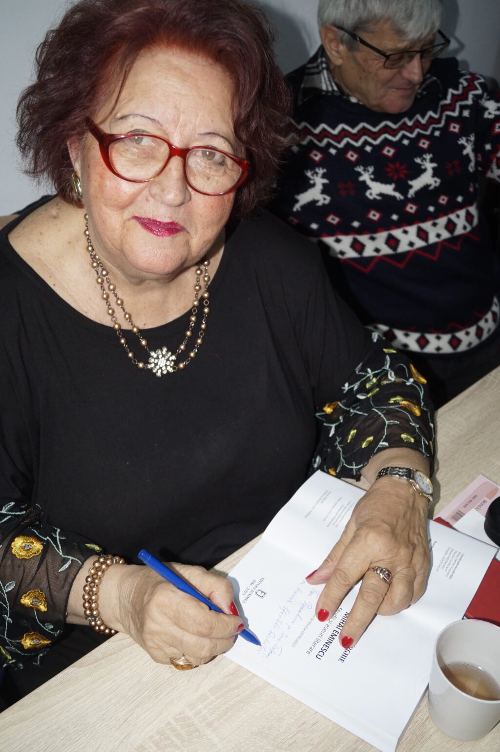 „Mihai Eminescu. Studii și eseuri literare”, cartea universitarei Anca ...